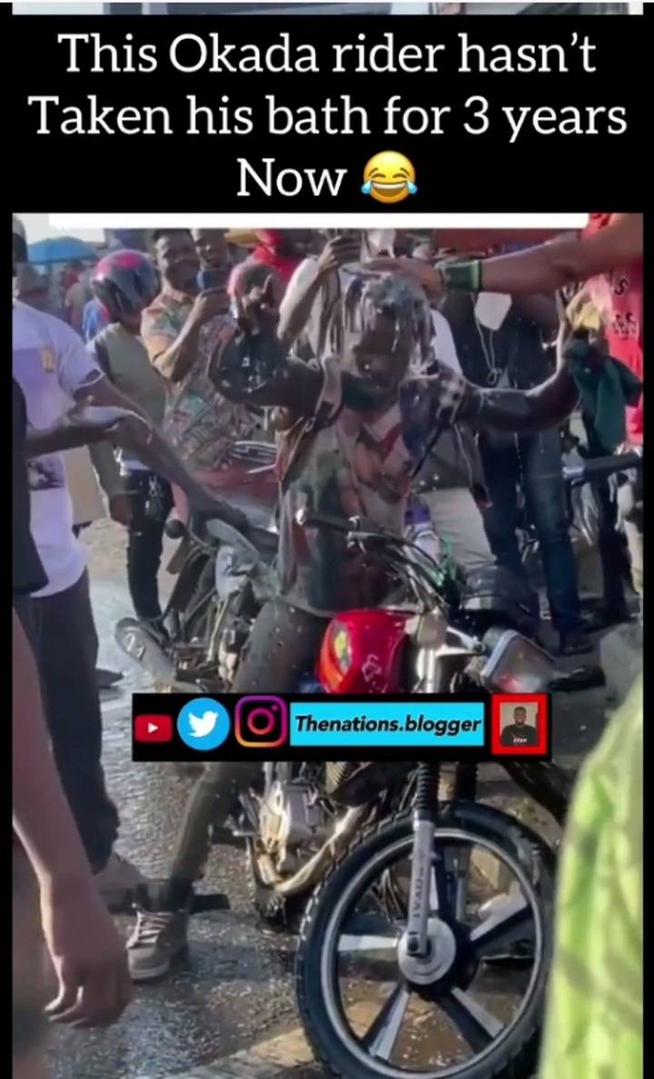 Okada rider was bathed by his friend after not bathing for 3 years